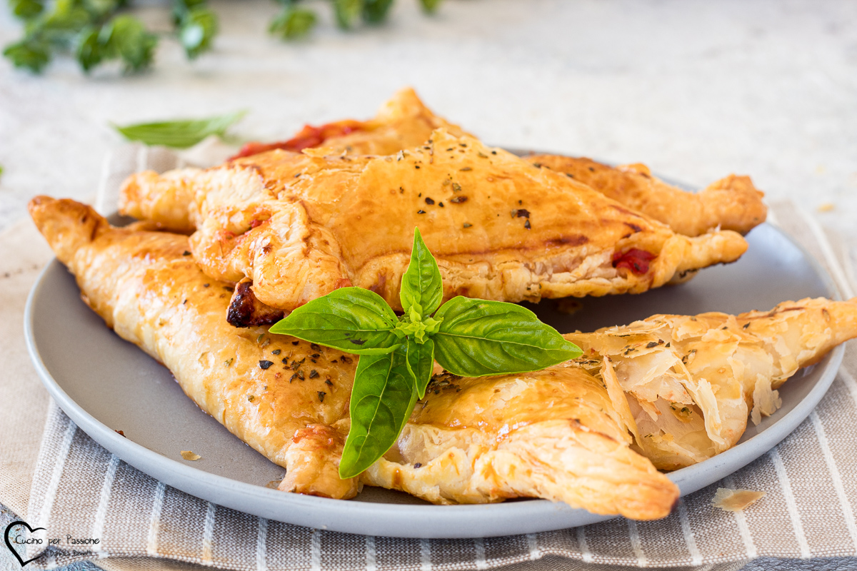 Rustici al pomodoro ricetta pasta sfoglia rustici alla pizzaiola facili