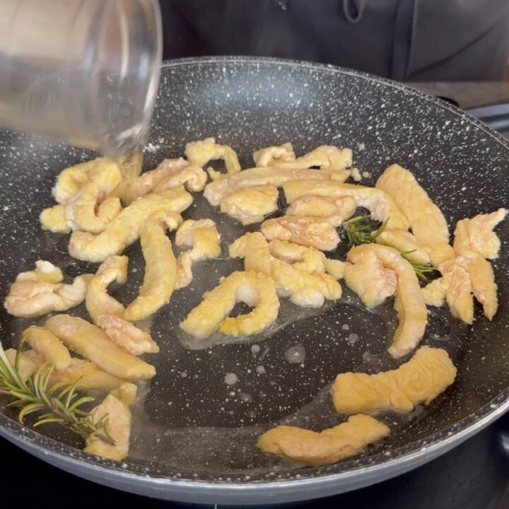 straccetti di pollo cremosi al latte ricetta cucina italiana petto di pollo