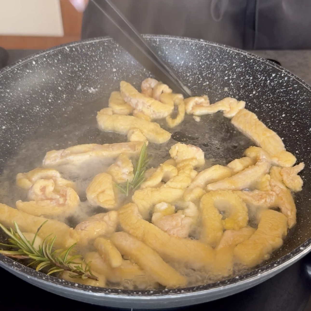straccetti di pollo cremosi al latte ricetta cucina italiana petto di pollo
