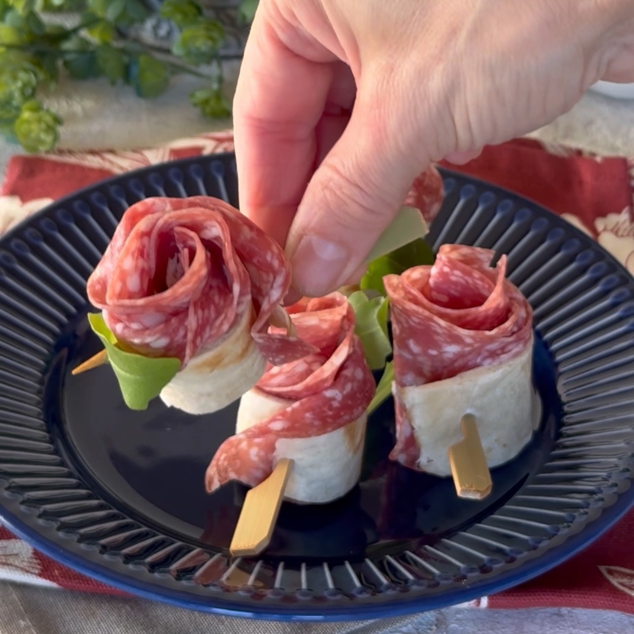 Antipasto di piadina con salame ricetta aperitivo piadina arrotolata