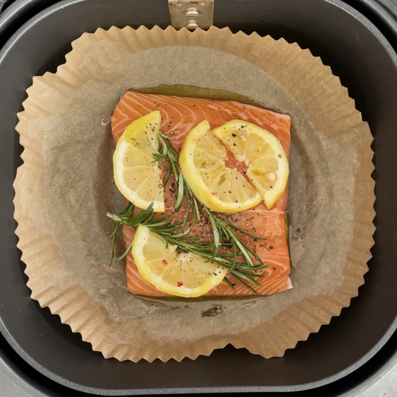 Filetto di salmone in friggitrice ad aria ricetta cottura airfryer leggera