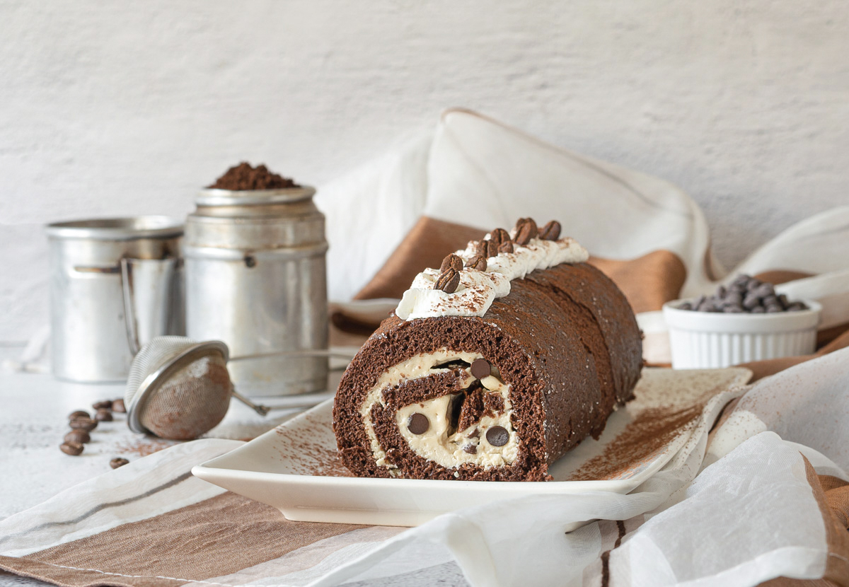 Rotolo al cioccolato con crema al mascarpone e caffè.