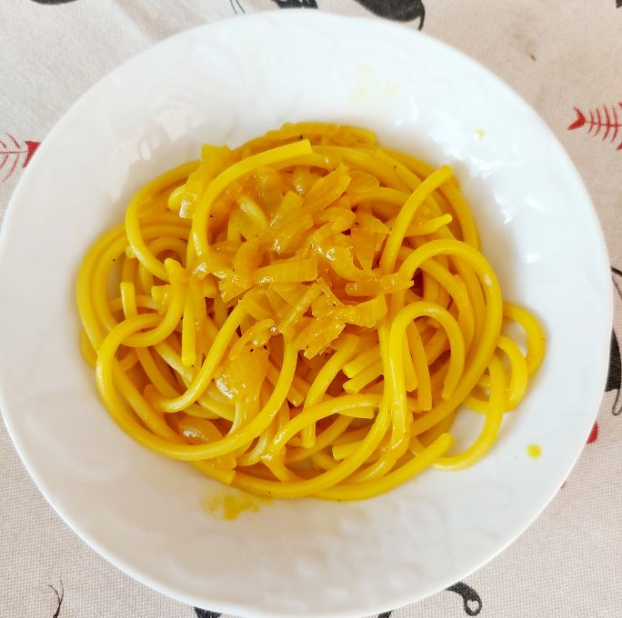 Spaghettoni con cipolle e curcuma - DELIZIE IN PENTOLA