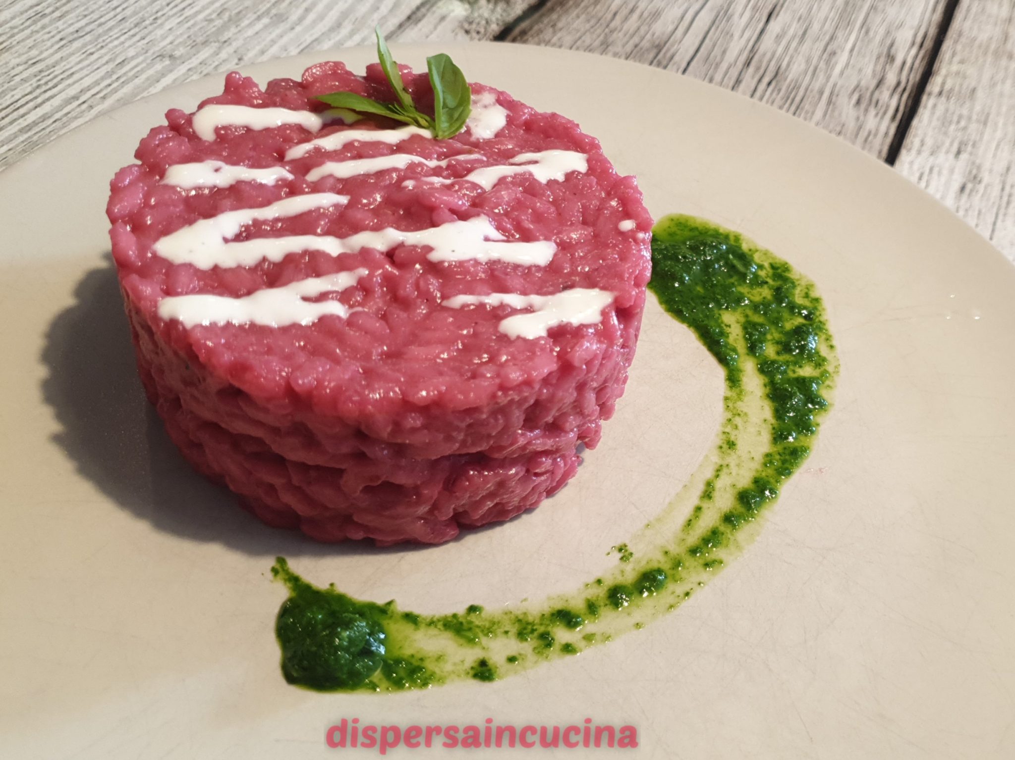Salsa di basilico fresco per decorare - Dispersa in cucina