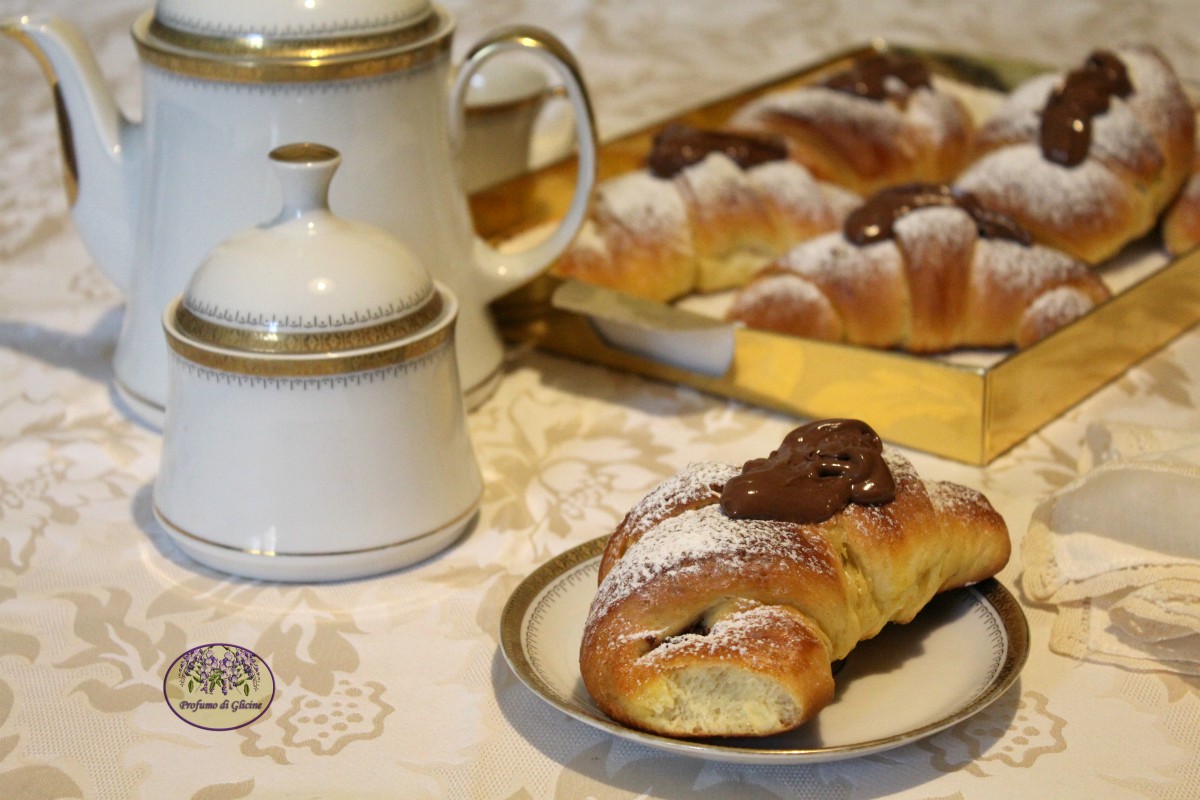 Cornetti di pan brioche alla nutella - soffici e golosi