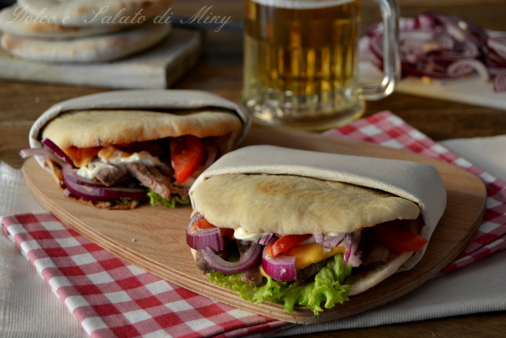 Pane pita farcito, pane tipico greco farcito con carne