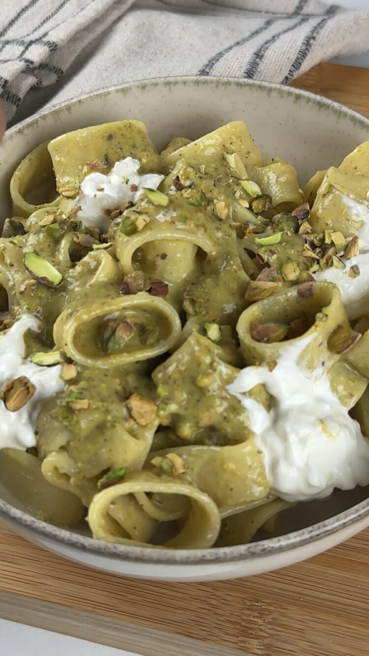 Ricetta pasta al pesto di pistacchi e stracciatella