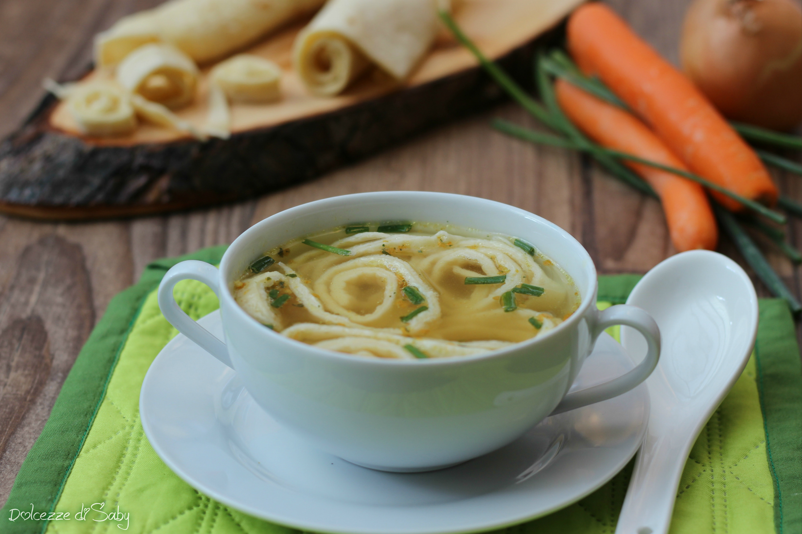 Frittatensuppe o brodo di tagliolini con crespelle (ricetta austriaca)
