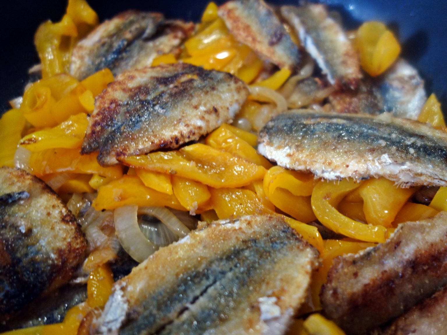 Alacce con peperoni, cipolla e capperi: un piatto ricco ma leggero 😋