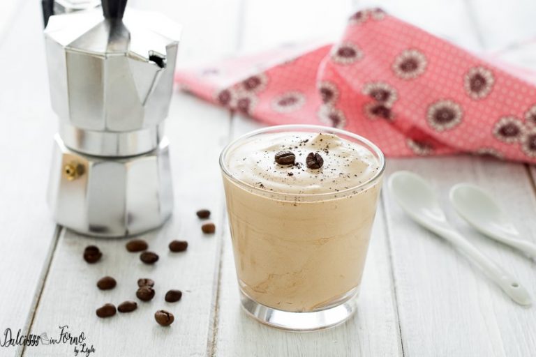 Caffè del nonno o crema fredda al caffè veloce del bar senza uova