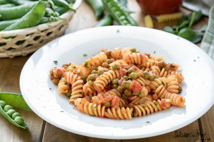 Pasta al sugo con piselli e pomodoro, ricetta semplice e gustosa