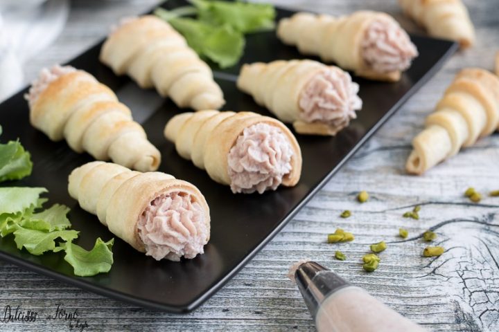 Cannoli salati di pasta sfoglia o brisèe, ricetta per aperitivo o antipasto