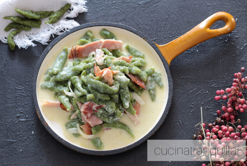 Spatzle agli spinaci con formaggio cremoso e speck - cucinatranquilla