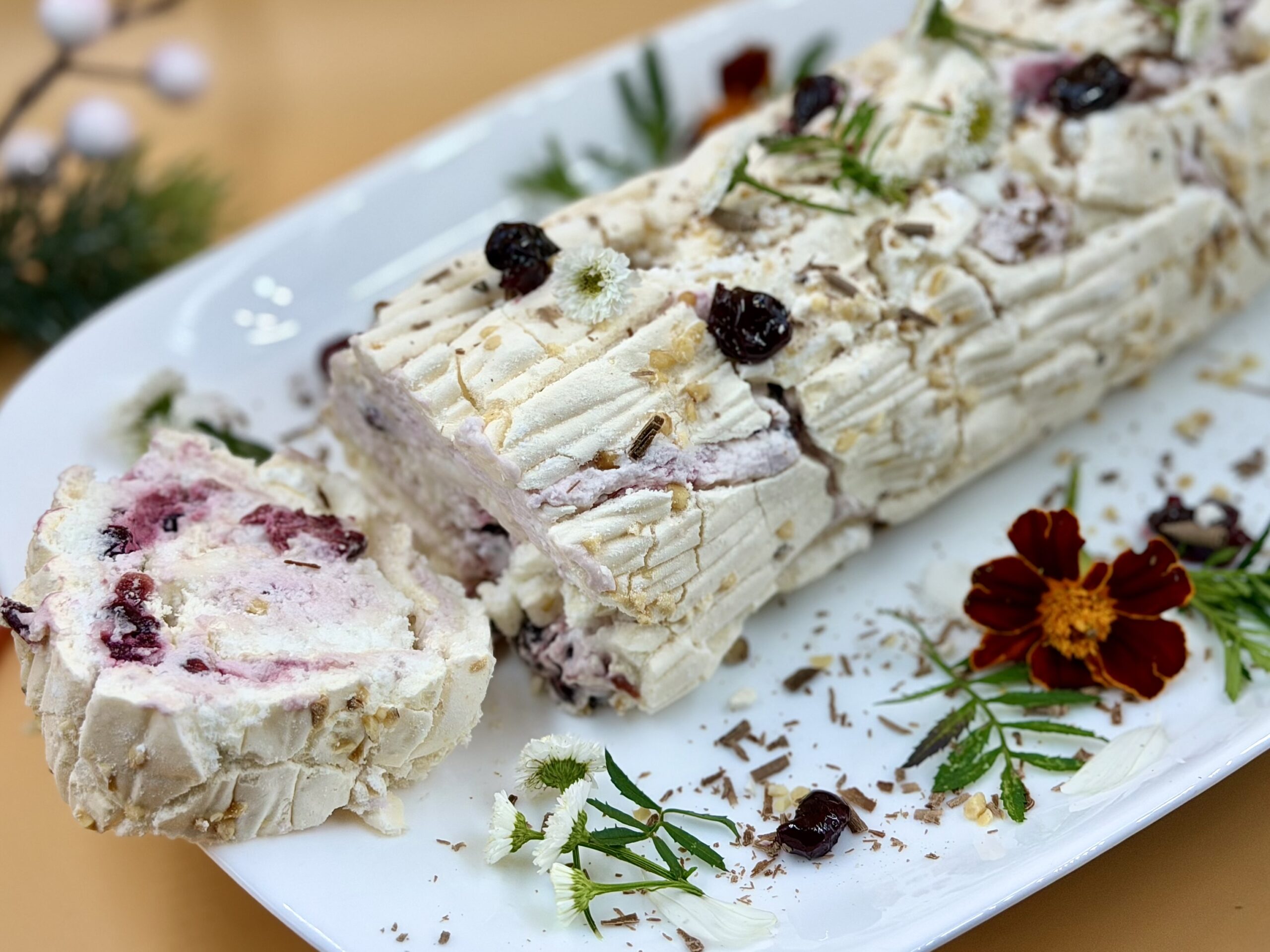 Rotolo Pavlova Natalizio: meringa soffice con panna e visciole ...