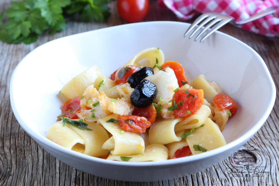 Pasta con il baccalà olive e capperi