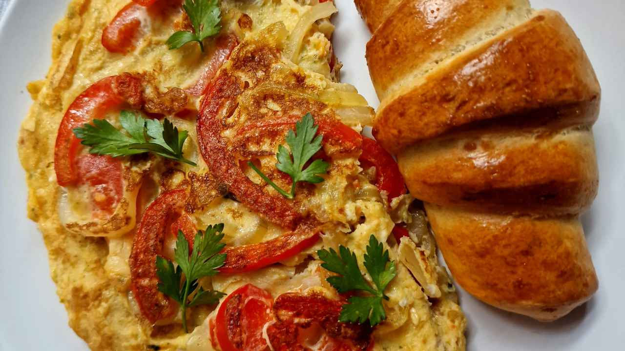Frittata con peperoni verdi, pomodorini e formaggio cremoso - Anna foodiamo