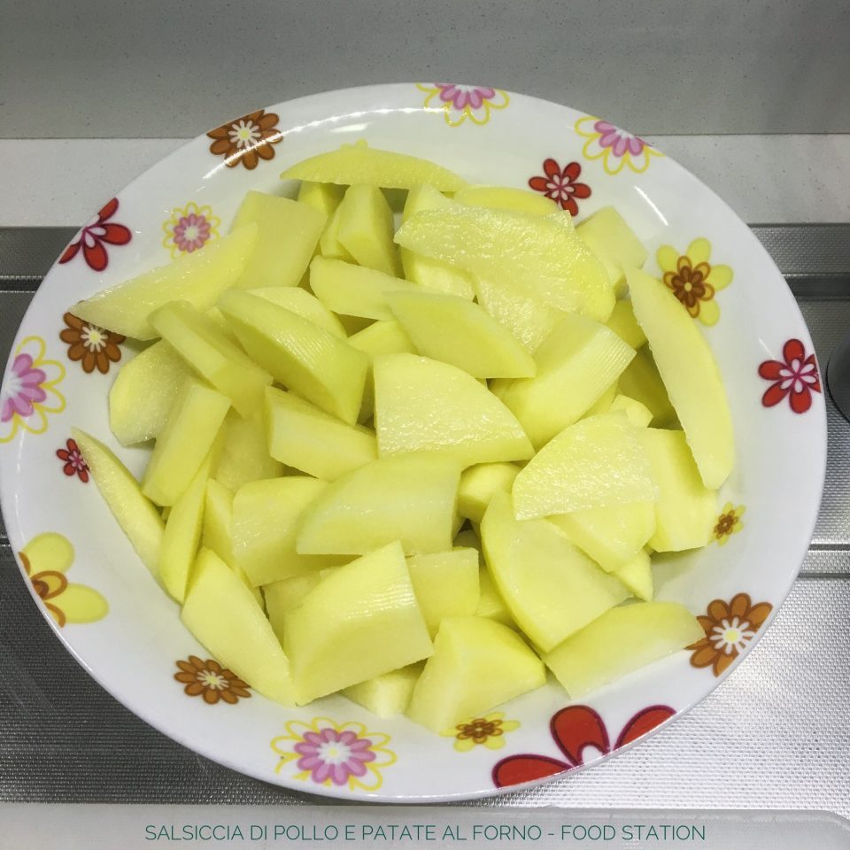 Salsiccia di pollo con patate al forno, ricette piatti unici - FOOD STATION