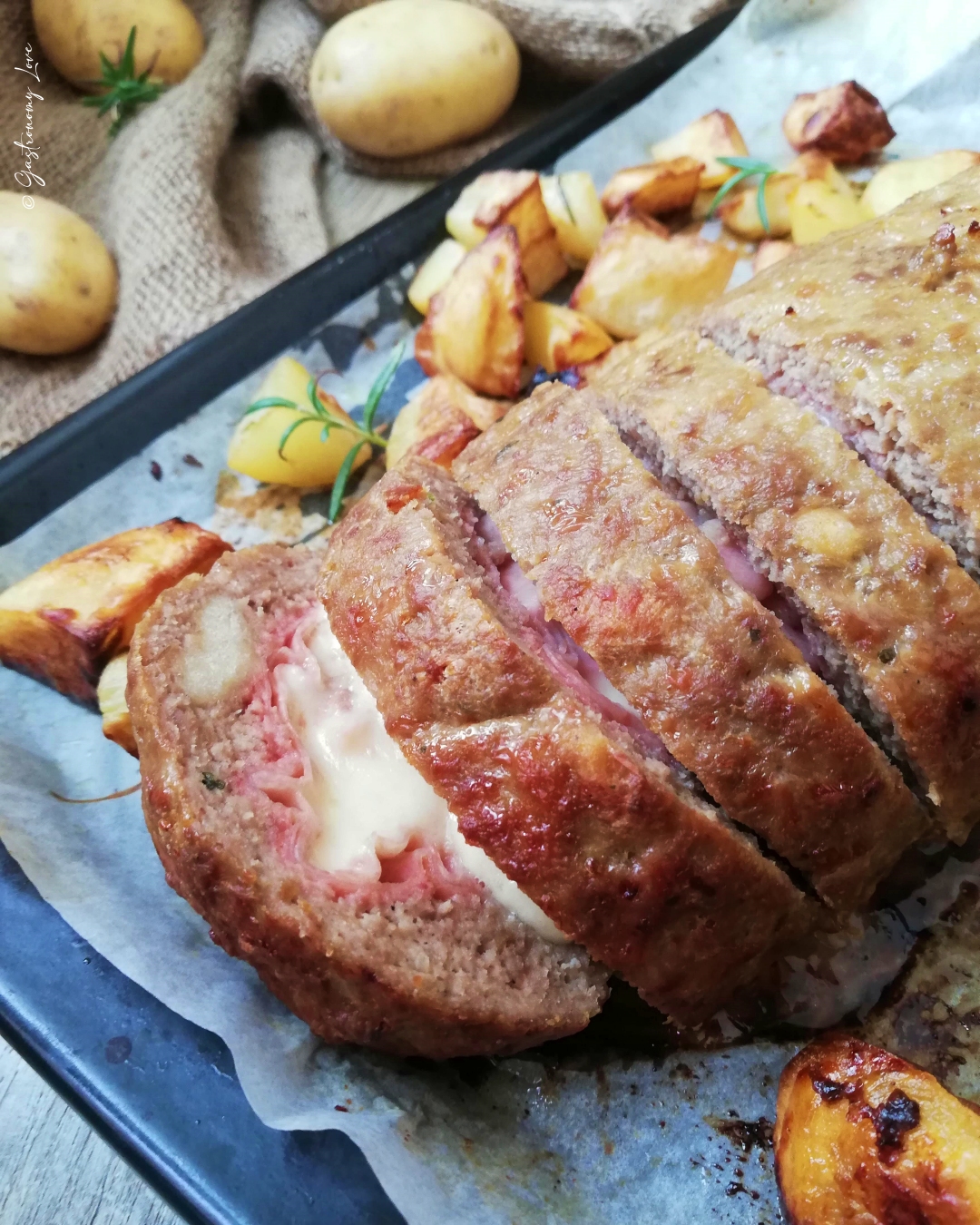 Polpettone con patate al forno morbidissimo e saporito - GASTRONOMY LOVE