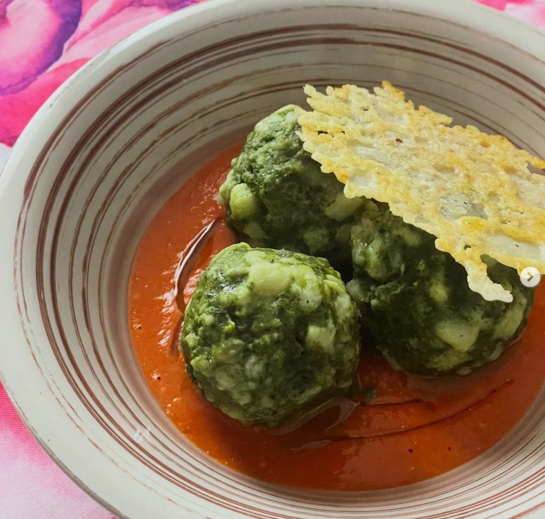 Canederli agli spinaci su salsa di pomodorini arrostiti e cialda di ...