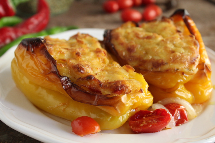 Peperoni ripieni di patate lesse e mozzarella al forno ricetta facile