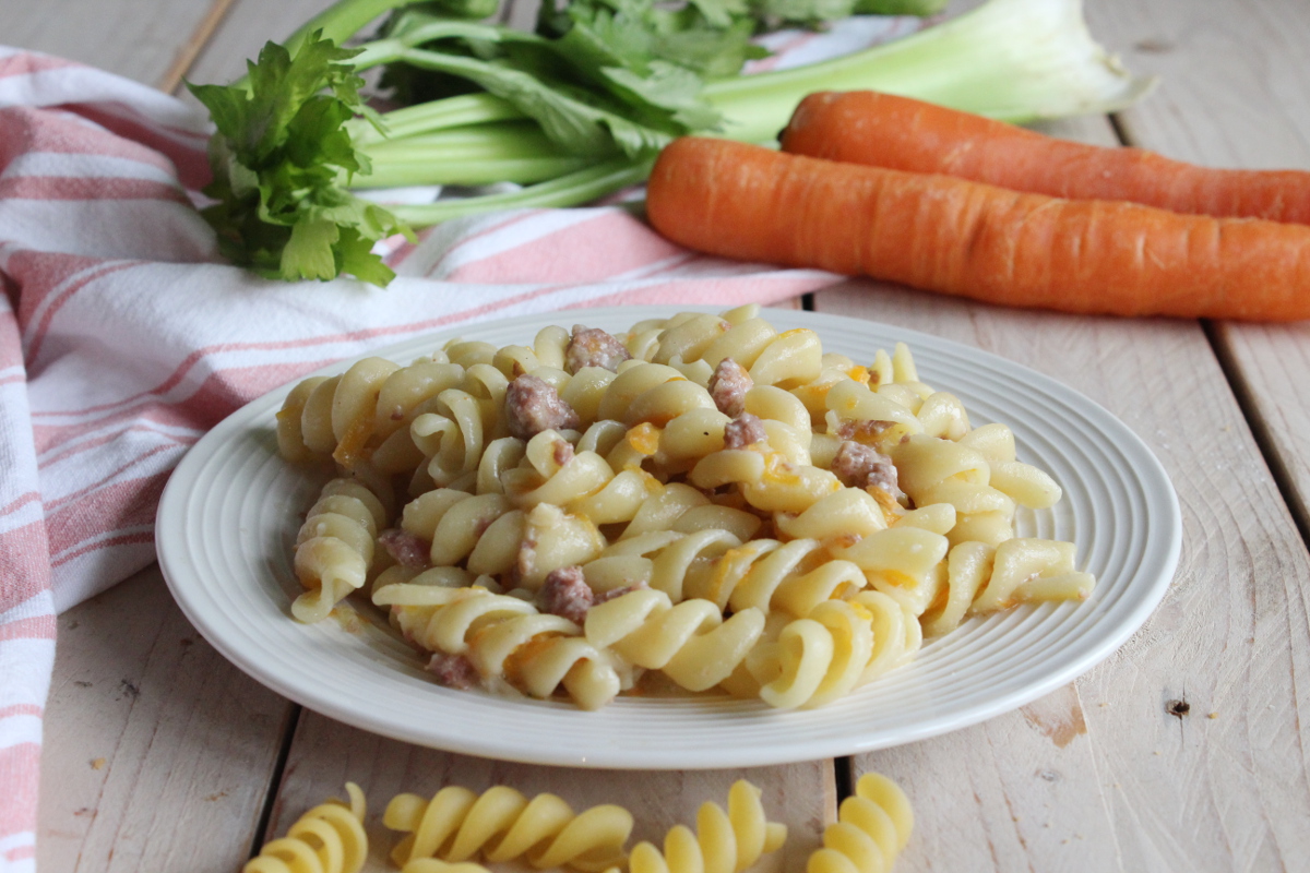 Fusilli al ragù bianco salsiccia e crema di Parmigiano ricetta facile ...