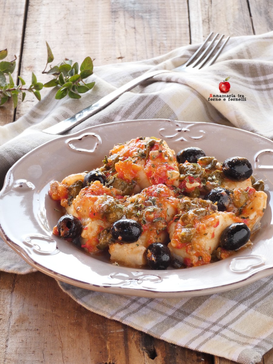 Baccalà alla siciliana, un secondo piatto ricco di colori e profumi.