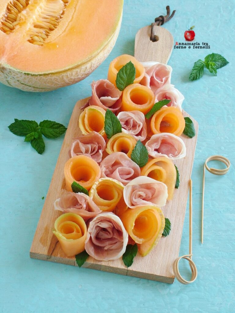 Rose di prosciutto e melone, un antipasto fresco e scenografico.