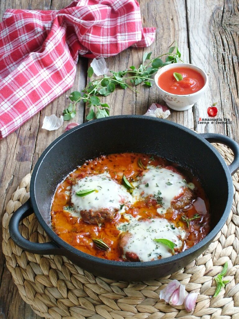 Hamburger alla pizzaiola, un secondo facile, veloce e filante.