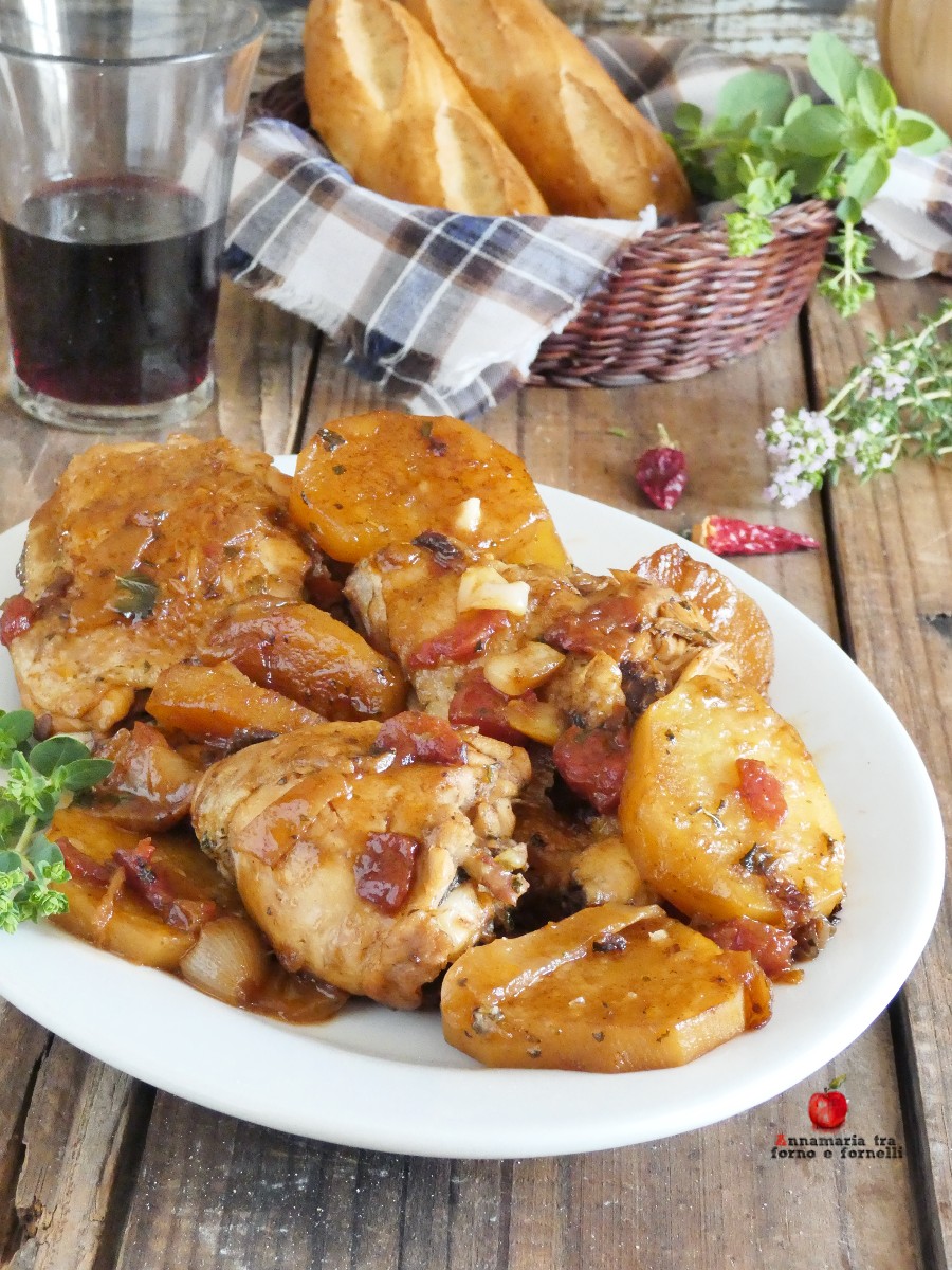 Pollo al sugo in padella, secondo piatto saporito e succulento