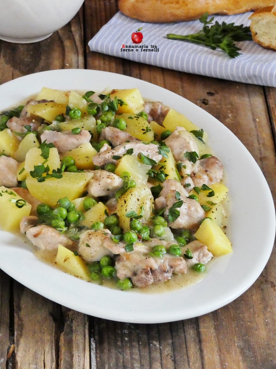 Tacchino in umido con patate e piselli, cremoso e saporito.