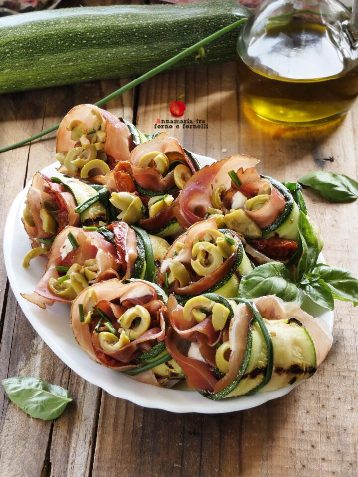 Rotolini di zucchine con speck e pomodori secchi - Annamaria tra forno ...