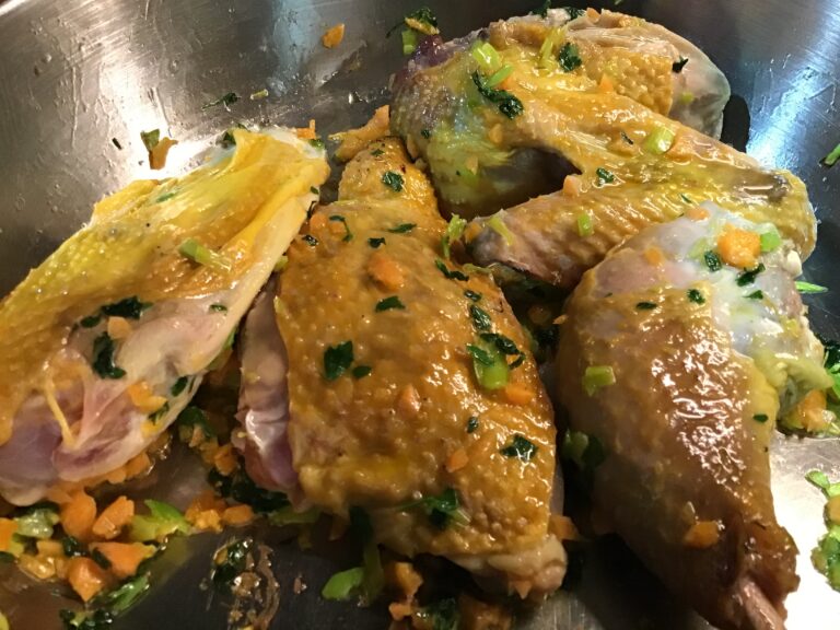 Faraona con i funghi in padella, un piatto semplice e appetitoso!