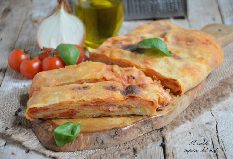 Scaccia ragusana con cipolla e pomodoro - Blog di Il caldo sapore del sud