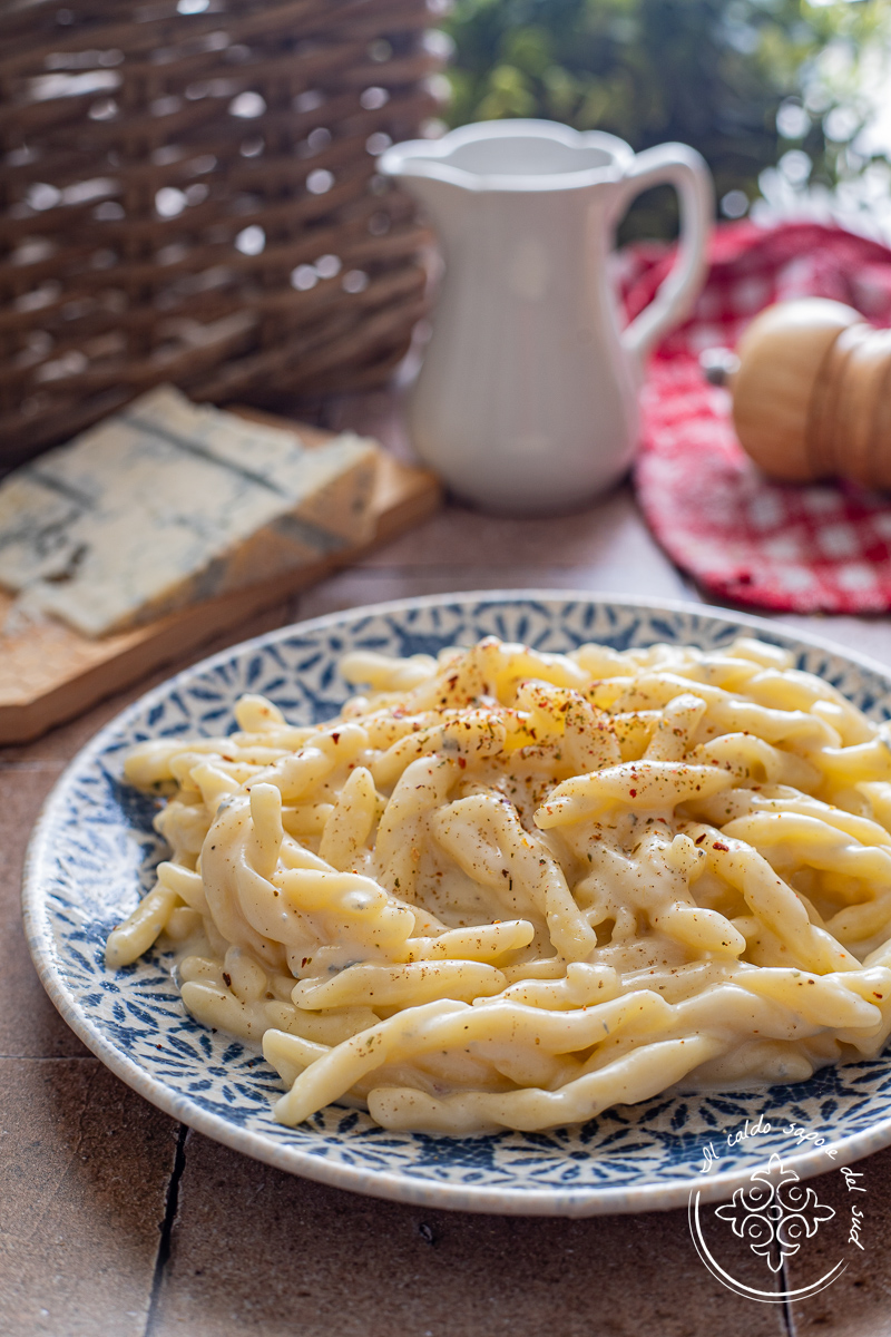 Pasta ai quattro formaggi: pochi ingredienti per un primo che sa di ...