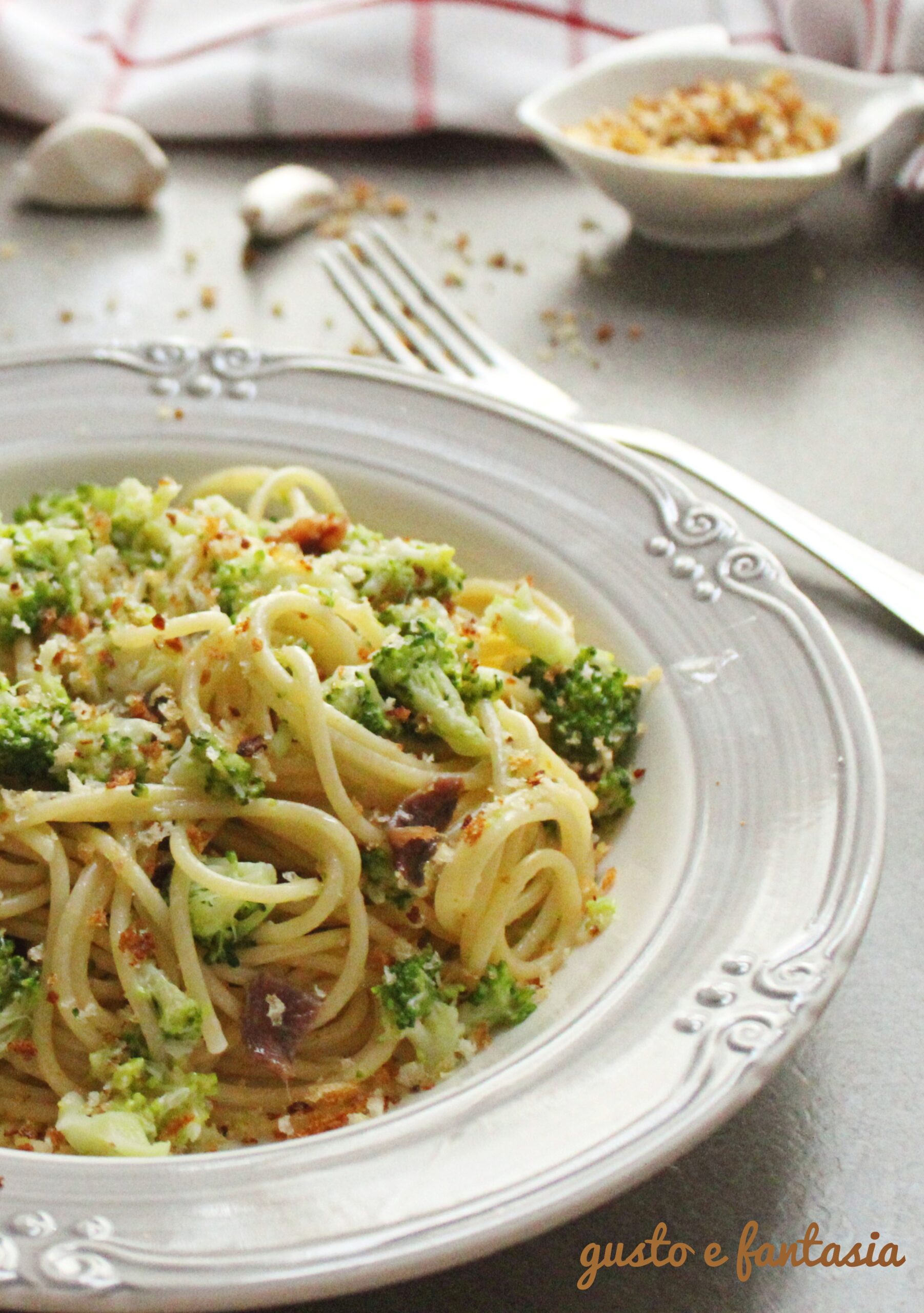 Spaghetti con broccoli e acciughe - gusto e fantasia