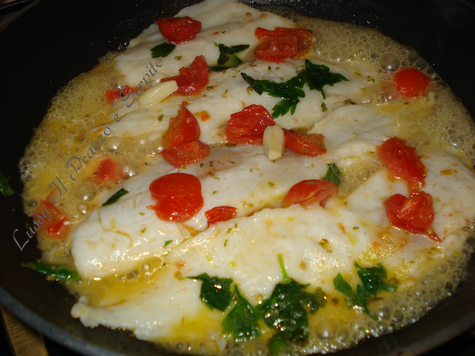 Filetti di platessa e pomodorini un scondo dal sapore molto delicato.