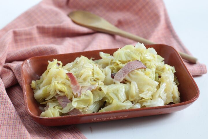 Cavolo cappuccio bianco con speck cotto in pentola - Il ricettario ...