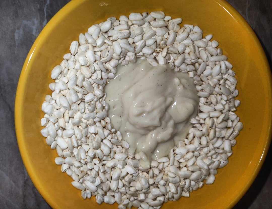 Porridge freddo di riso soffiato, con yogurt di soia, cocco e scaglie ...