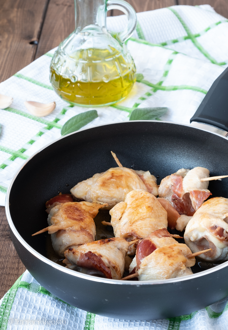 Involtini di pollo, ricetta semplice - con speck e formaggio