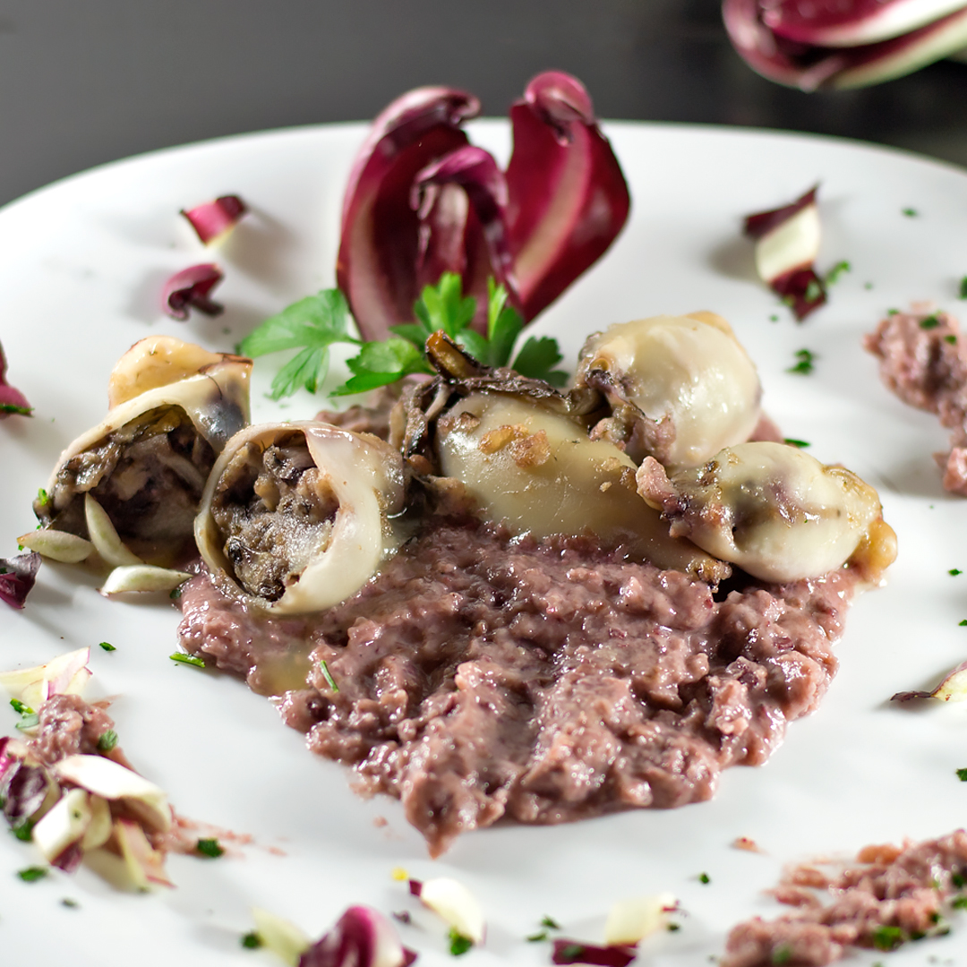 Calamaretti Ripieni di Radicchio serviti su Crema al Radicchio Rosso di ...