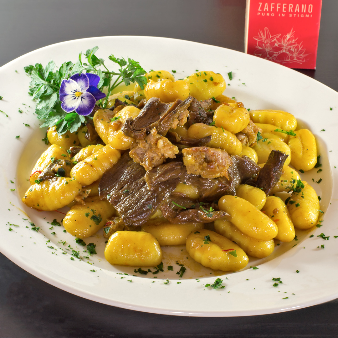 Gnocchi di Patate con Sugo ai Porcini Salsiccia e Zafferano Puro in ...