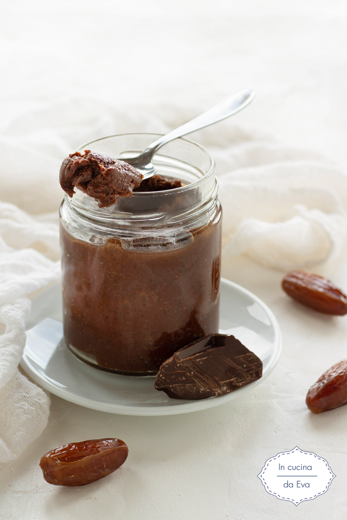 Pasta di datteri e cioccolato fondente - Ricetta vegana - In cucina da Eva