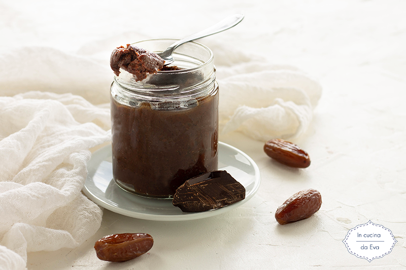 Pasta di datteri e cioccolato fondente - Ricetta vegana - In cucina da Eva