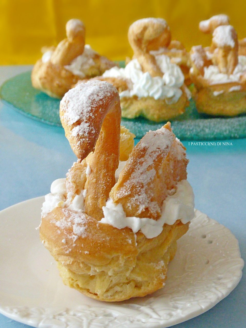 Cigni di pasta choux (o pasta bignè) con panna montata