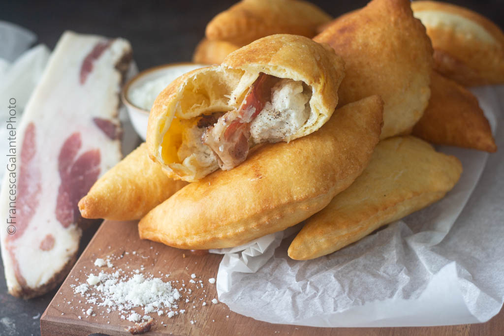 Panzerotto ripieno di guanciale pecorino e pepe (Gricia) - I Sapori di ...