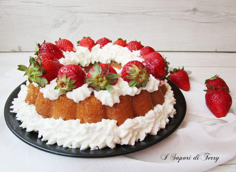 Torta babà al rum farcita con panna montata e fragole