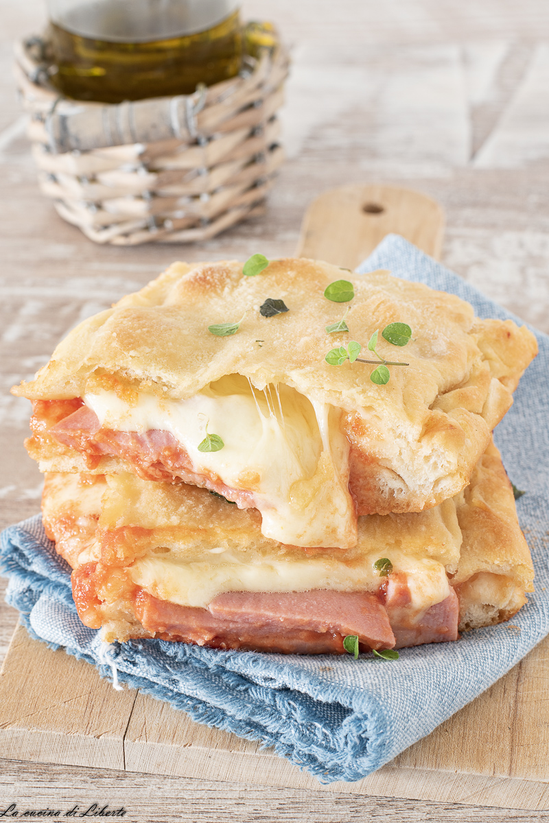 Focaccia con salumi e formaggio | Focaccia con salumi