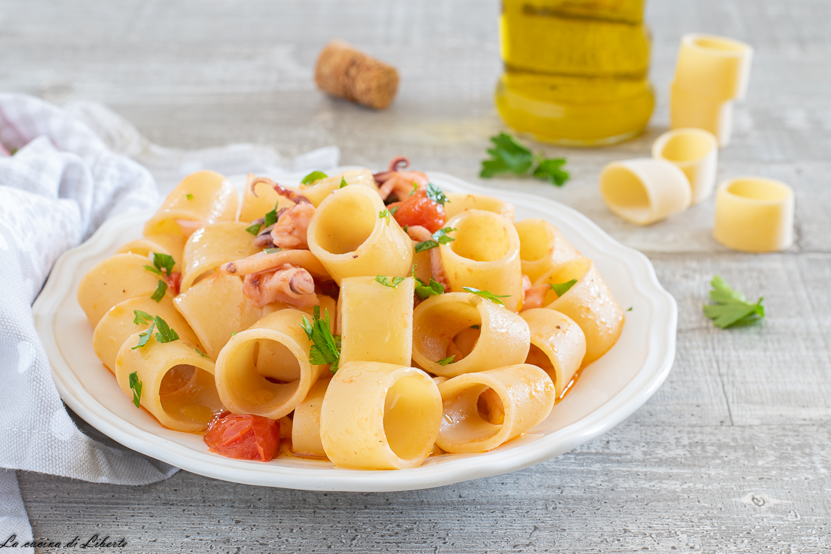 Calamarata | Ricetta calamarata | Calamarata con calamari