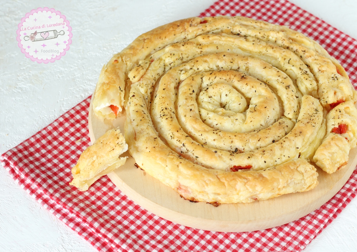 GIRELLA DI SFOGLIA CON FETA E POMODORINI una torta salata speciale
