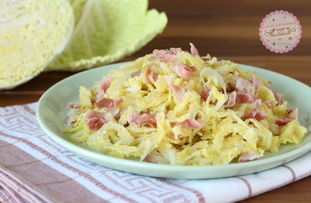 Verza in padella con speck per un contorno semplice e squisito